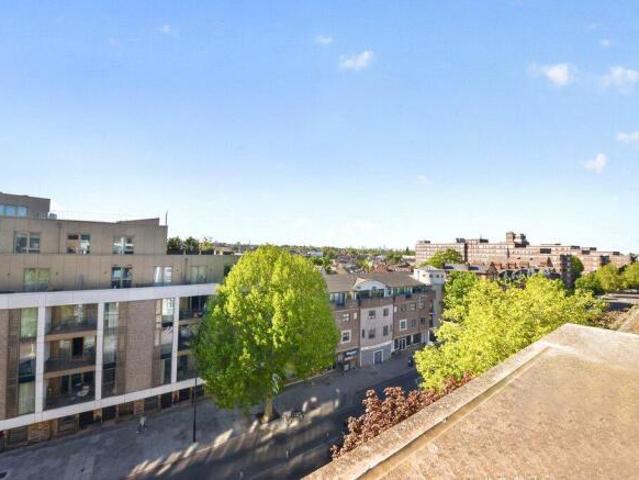 2 bedroom apartment for sale in Balham High Road, Tooting Bec, SW17