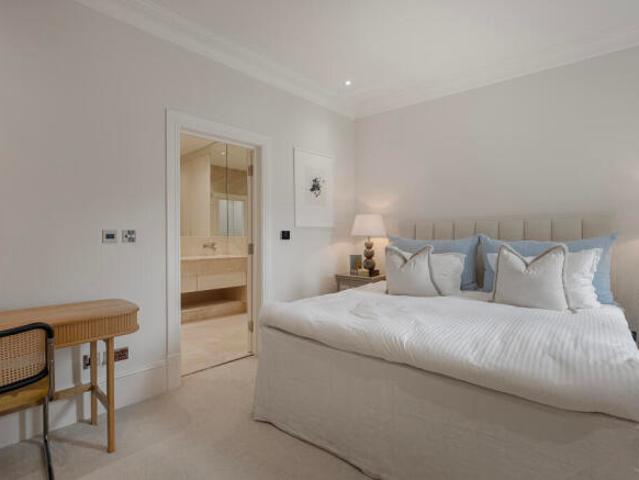 2 bedroom apartment for sale in Basil Street, Knightsbridge, London, SW3