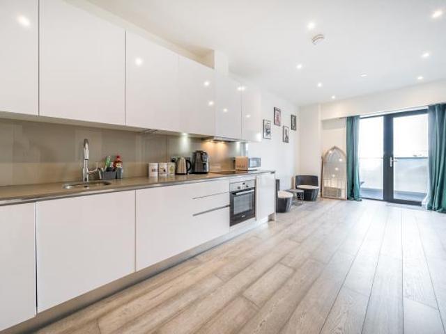 2 bedroom apartment for sale in Bath Road, Slough, SL1
