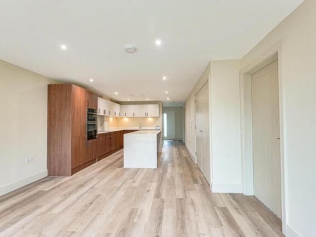 2 bedroom apartment for sale in Cumberland Avenue, Southend on sea, SS2