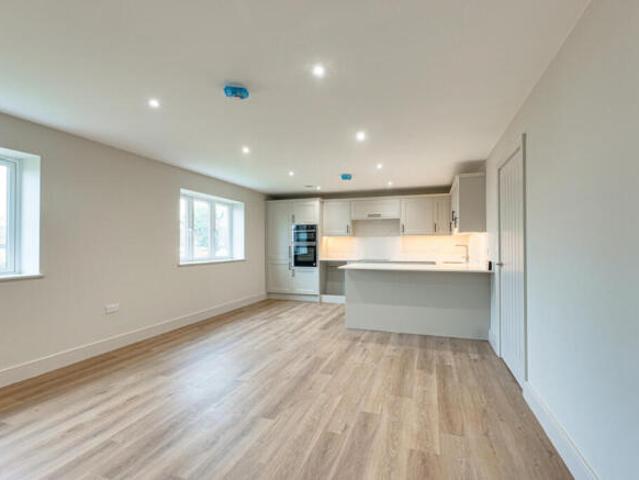 2 bedroom apartment for sale in Cumberland Avenue, Southend on sea, SS2