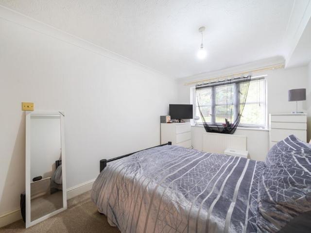 2 bedroom apartment for sale in Cuthbert Gardens, London, SE25