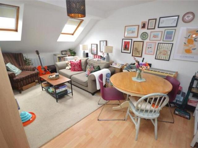 2 bedroom apartment for sale in Cavalier Close, Luton, Bedfordshire, LU3