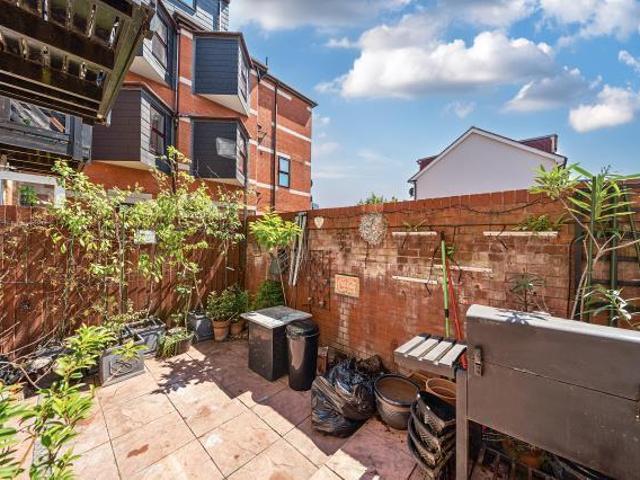 2 bedroom apartment for sale in Chatham Court, Grove Close, Slough, SL1