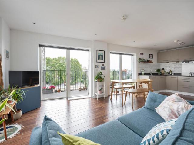 2 bedroom apartment for sale in Dalston Lane, Hackney, E8