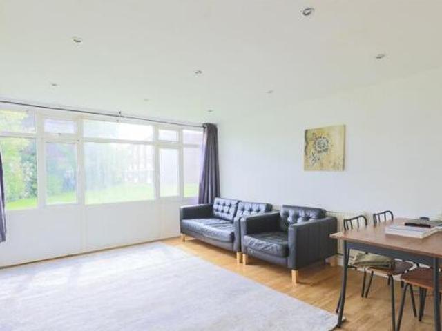 2 Bedroom Apartment For Sale In East Finchley, London
