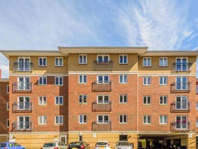 2 Bedroom Apartment For Sale In Farnborough, Hampshire