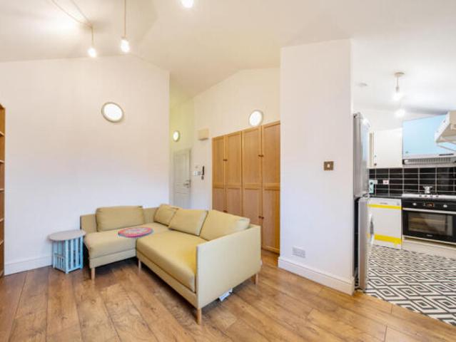 2 bedroom apartment for sale in Faversham Road, London, SE6