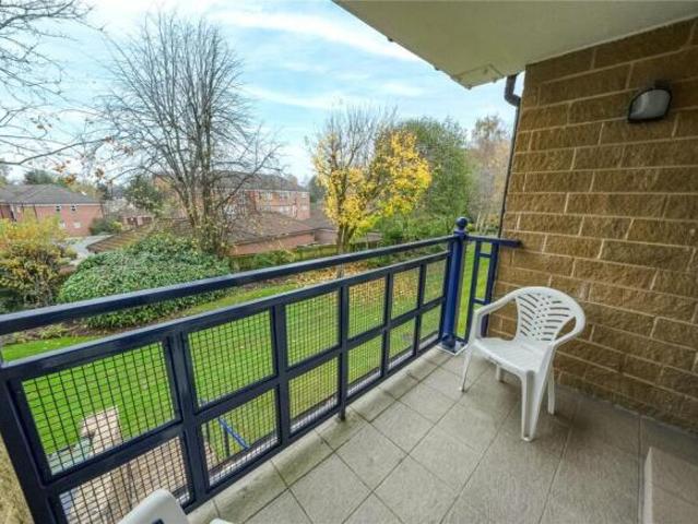 2 bedroom apartment for sale in Flat 14, The Highlands, 622 Harrogate Road, West Yorkshire, LS17