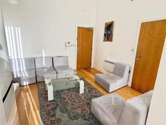 2 bedroom apartment for sale in Flowers Way, Luton, Bedfordshire, LU1