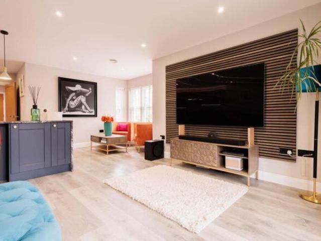 2 bedroom apartment for sale in Forest Road, Branksome Park, BH13