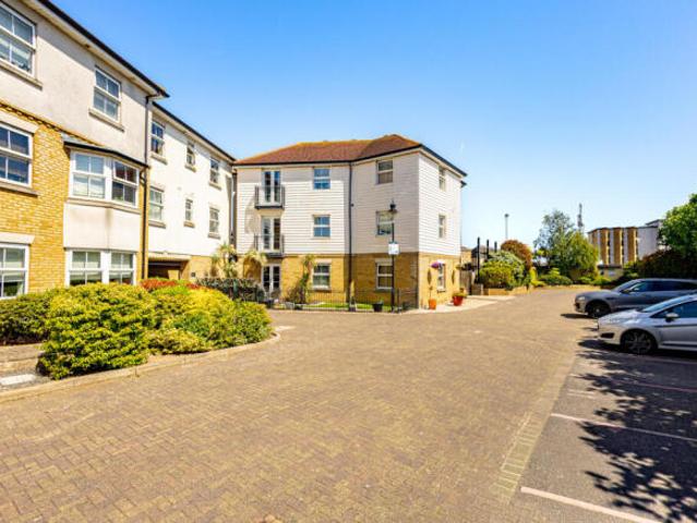 2 bedroom apartment for sale in Forge Way, Southend on sea, SS1