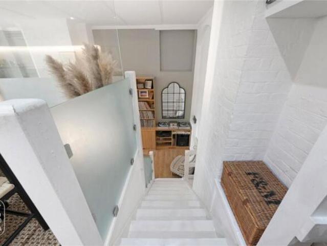 2 bedroom apartment for sale in Gathorne Street, London, E2