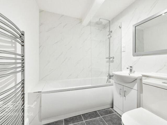 2 bedroom apartment for sale in Gilmore Road, London, SE13