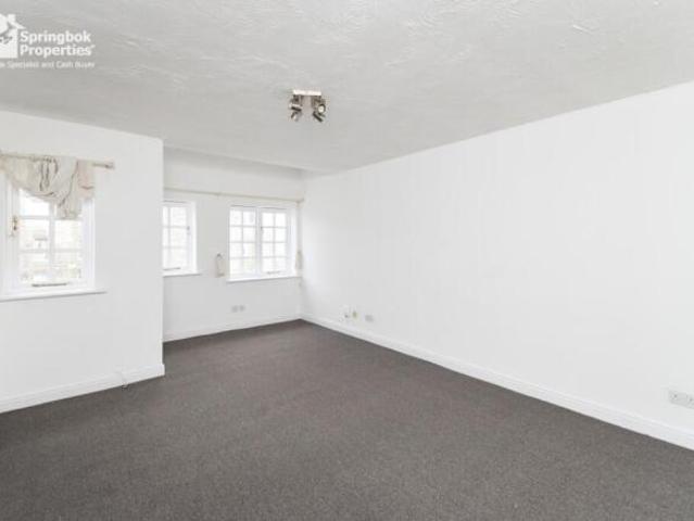 2 bedroom apartment for sale in Gilbert Close, London, Greater London, SE18