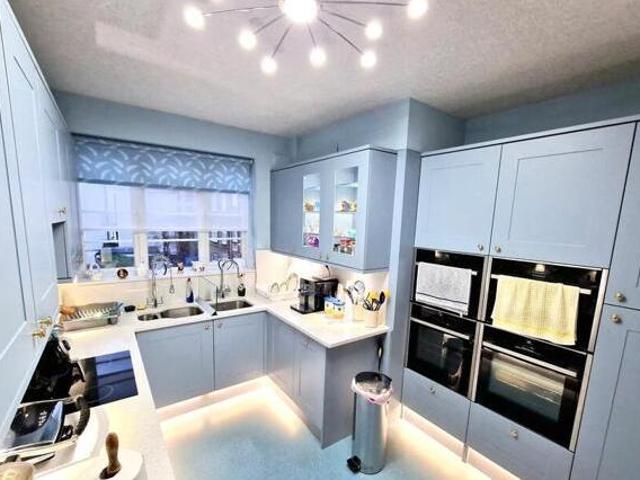 2 Bedroom Apartment For Sale In Golders Green Road, London
