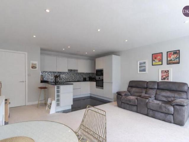 2 bedroom apartment for sale in Granville Road, Watford, WD18