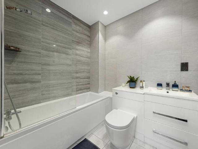 2 bedroom apartment for sale in Huntley Close Greenwich SE10