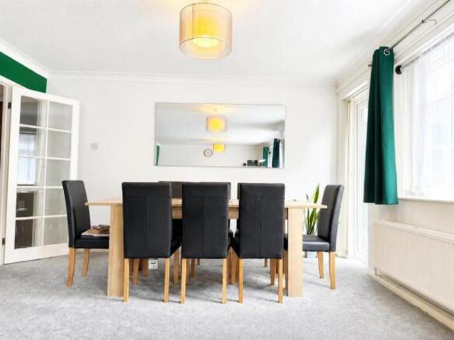 2 bedroom apartment for sale in Hutton Road, Shenfield, Brentwood, CM15