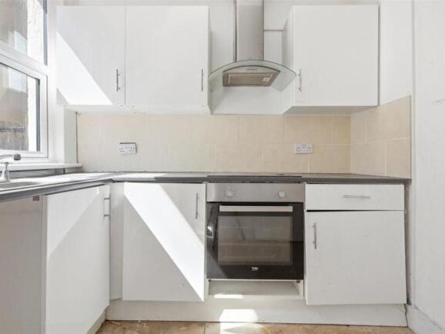 2 bedroom apartment for sale in Hadleigh Road, Westcliff on Sea, Essex, SS0