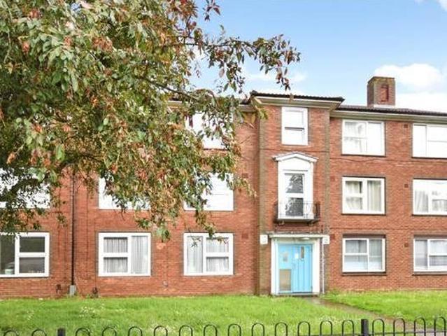 2 bedroom apartment for sale in Hampden Gardens Aylesbury HP21