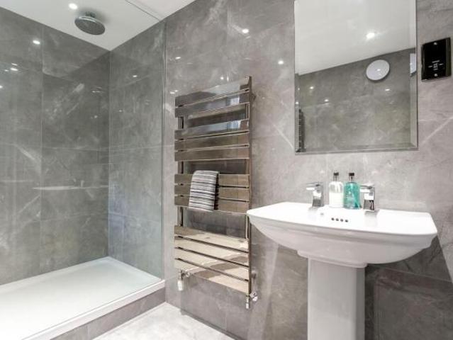 2 bedroom apartment for sale in Harlow Moor Drive, Harrogate, HG2
