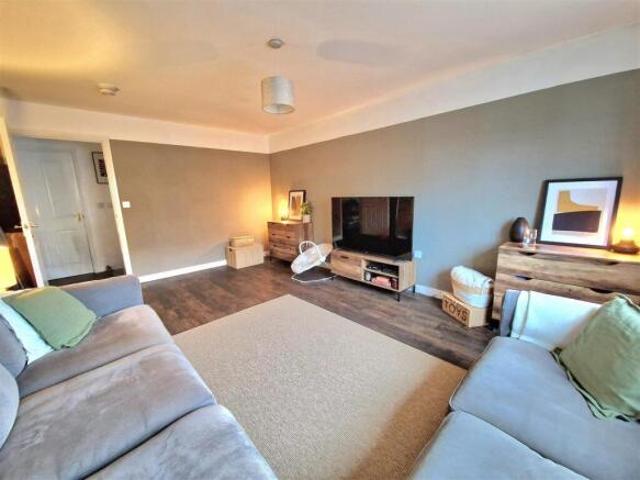 2 bedroom apartment for sale in Henley Road, Queens Park, Bedford, MK40