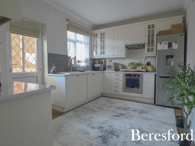 2 bedroom apartment for sale in Highview Gardens, Upminster, RM14