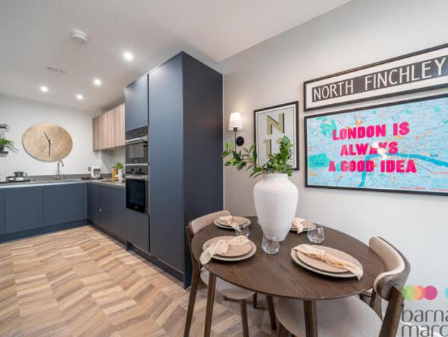 2 bedroom apartment for sale in High Road, Finchley, London, N12
