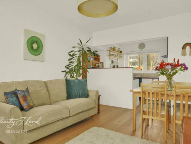 2 bedroom apartment for sale in Highbury Quadrant, London, N5