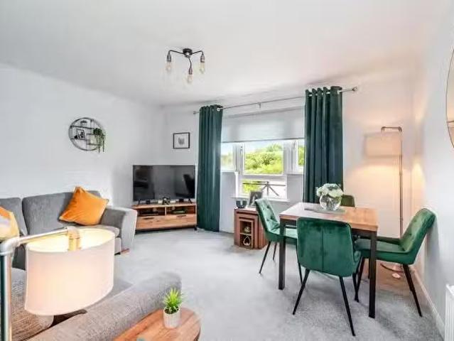 2 Bedroom Apartment For Sale In Innellan Gardens, Kelvindale.
