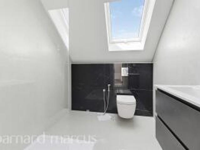 2 bedroom apartment for sale in Kingston Road, Epsom, KT19