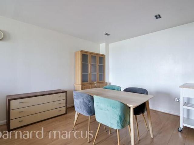 2 bedroom apartment for sale in Limeharbour, London, E14