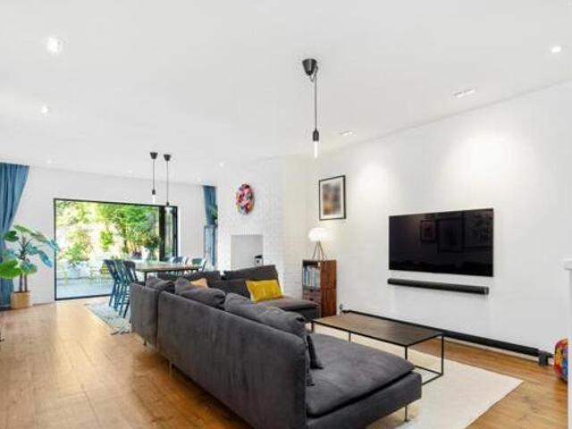 2 Bedroom Apartment For Sale In London