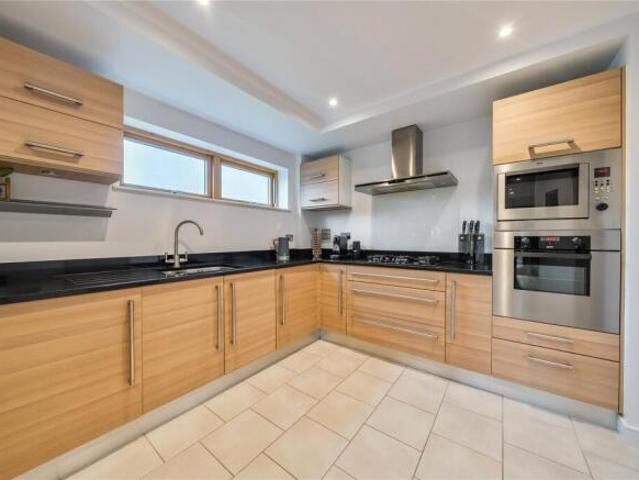 2 bedroom apartment for sale in Plaistow Lane, Bromley, Kent, BR1