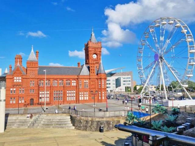 2 bedroom apartment for sale in Quayside, Bute Crescent, Cardiff, CF10