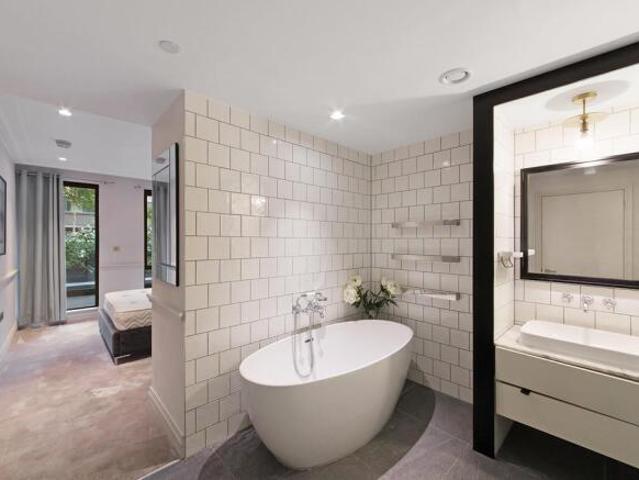 2 bedroom apartment for sale in Queen's Wharf, Hammersmith, W6