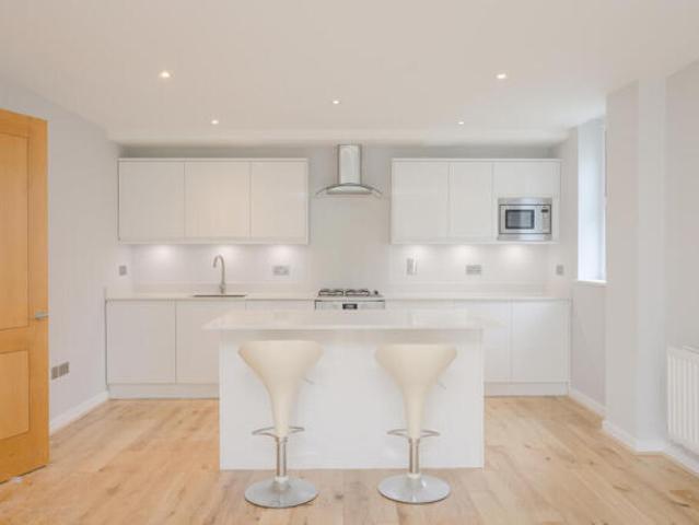 2 bedroom apartment for sale in Queensmere Road, London, SW19