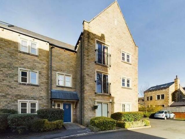 2 bedroom apartment for sale in Rimmon Close Greenfield Saddleworth OL3