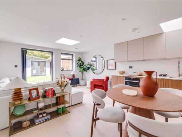 2 bedroom apartment for sale in Standen Road, London, SW18