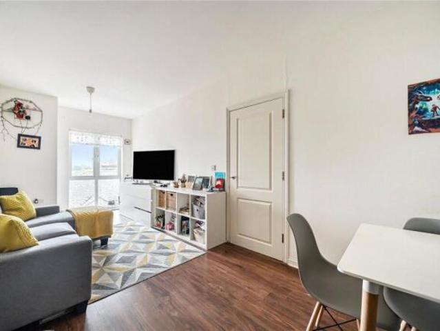 2 bedroom apartment for sale in Stoke Road, Slough, Berkshire, SL2