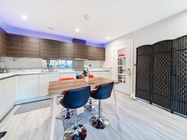2 bedroom apartment for sale in Stoke Road, Slough, SL2