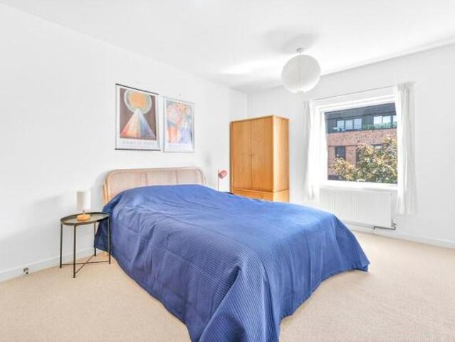 2 bedroom apartment for sale in Strawbridge Court, London, N15