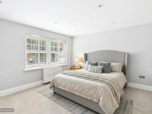 2 bedroom apartment for sale in Shenfield Road, Shenfield, Brentwood, Essex, CM15