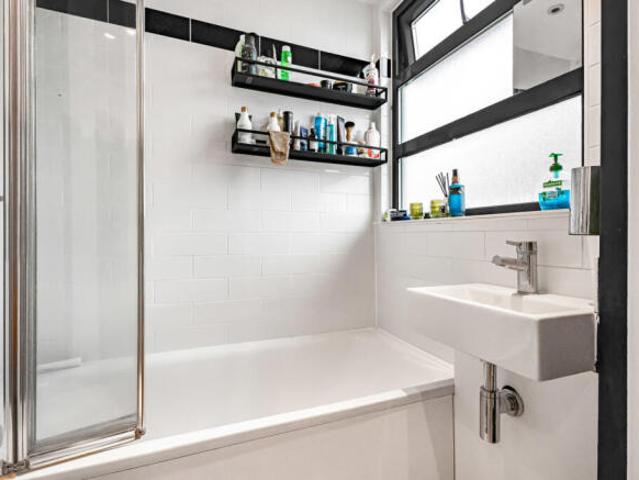 2 bedroom apartment for sale in Turner Street, London, E1