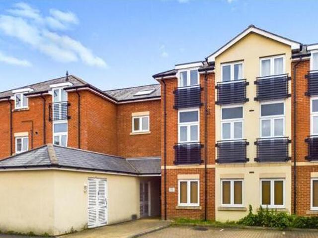 2 Bedroom Apartment For Sale In Tadley, Hampshire