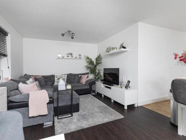2 bedroom apartment for sale in Tennyson Avenue, Lindley, Huddersfield, HD3