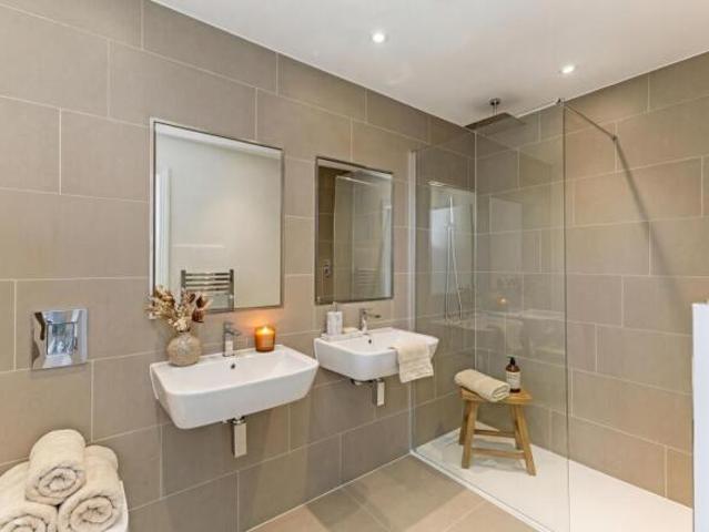 2 bedroom apartment for sale in The Claves, Mill Hill, NW7