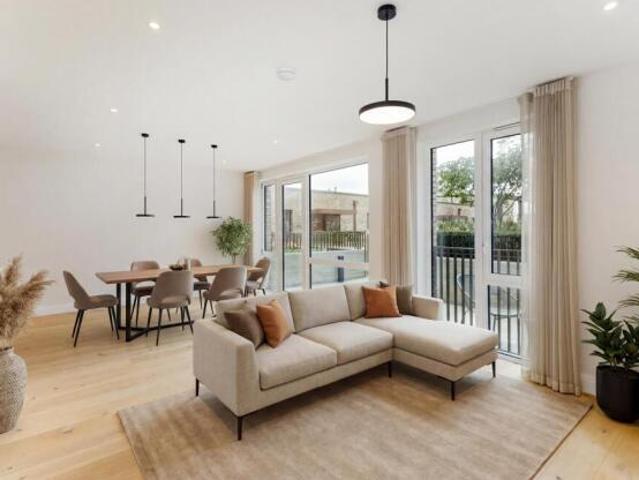 2 bedroom apartment for sale in The Claves, Mill Hill, NW7