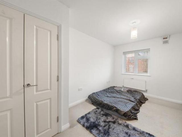 2 bedroom apartment for sale in Uxbridge Road, Hayes, UB4
